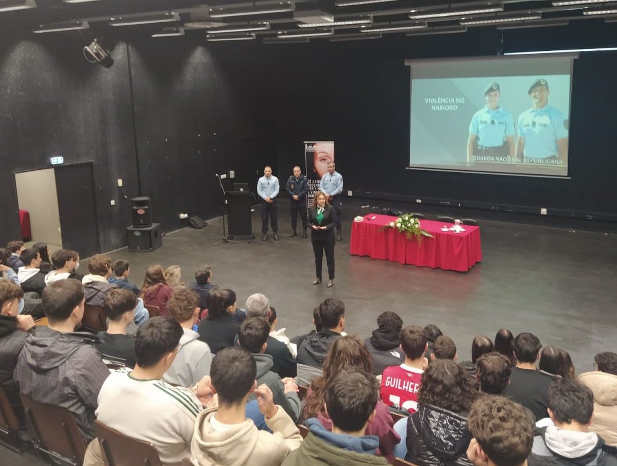 Alunos do secundário das escolas de Nevogilde e Lousada presentes em ...